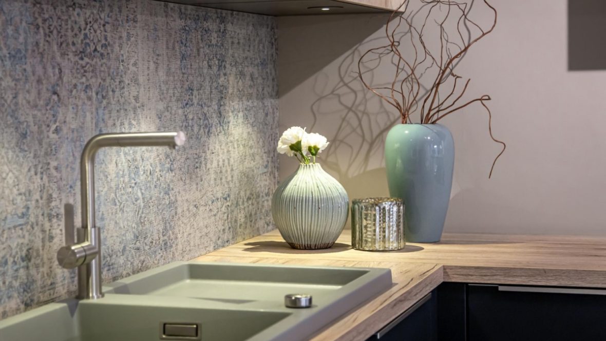 Stylish Trends for Glass Splashbacks in a Modern Kitchen | Omega ...